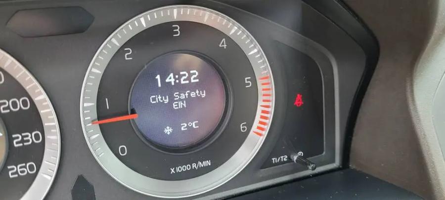 Melns Volvo XC60 2009 Rīga, ar dzinēja tilpumu 2.40 L un nobraukumu 235 tūkst. km par 10200 €, foto 16 vietnē AUTOMOTO.COM.LV