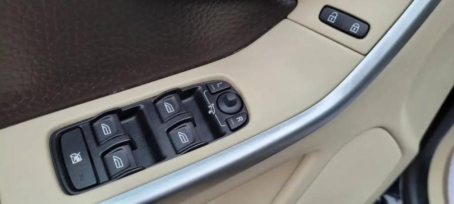 Melns Volvo XC60 2009 Rīga, ar dzinēja tilpumu 2.40 L un nobraukumu 235 tūkst. km par 10200 €, foto 27 vietnē AUTOMOTO.COM.LV