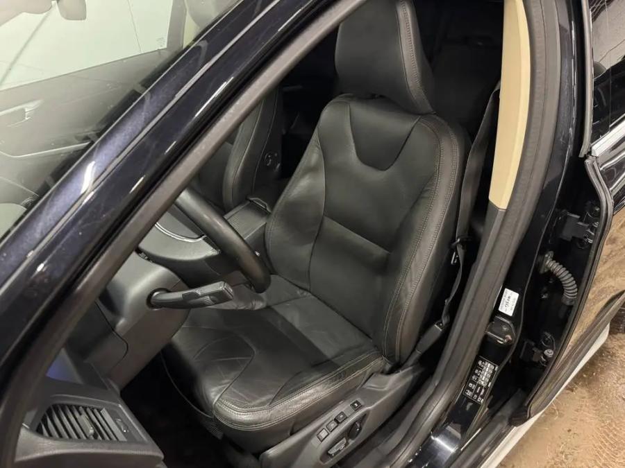 Melns Volvo XC60 2009 Jūrmala, ar dzinēja tilpumu 2.40 L un nobraukumu 378 tūkst. km par 6950 €, foto 17 vietnē AUTOMOTO.COM.LV
