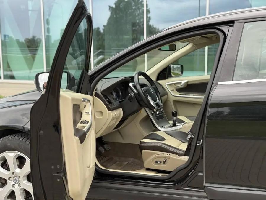 Melns Volvo XC60 2009 Rēzekne, ar dzinēja tilpumu 2.40 L un nobraukumu 312 tūkst. km par 6990 €, foto 9 vietnē AUTOMOTO.COM.LV
