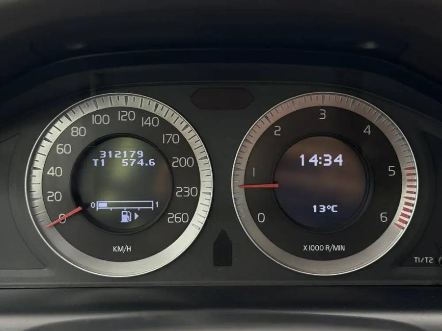 Melns Volvo XC60 2009 Rēzekne, ar dzinēja tilpumu 2.40 L un nobraukumu 312 tūkst. km par 6990 €, foto 21 vietnē AUTOMOTO.COM.LV