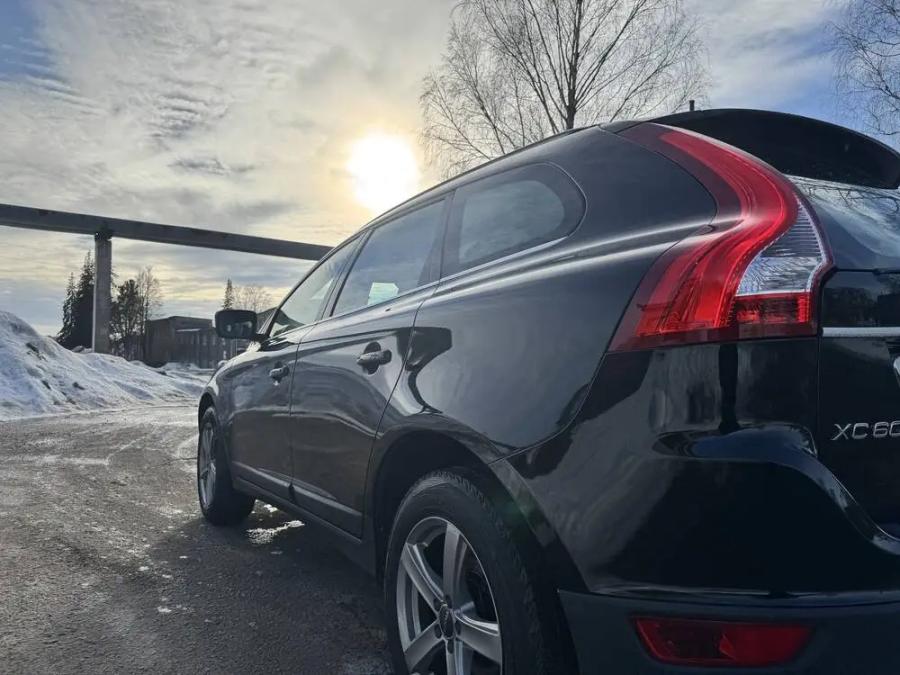 Black Volvo XC60 2009 in Rezekne, with an engine capacity of 2.40 L and mileage of 257 thousand km for 7300 €, photo 5 on AUTOMOTO.COM.LV
