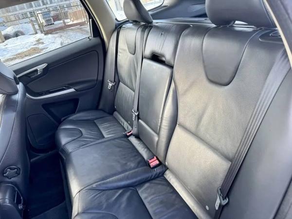 Black Volvo XC60 2009 in Rezekne, with an engine capacity of 2.40 L and mileage of 257 thousand km for 7300 €, photo 10 on AUTOMOTO.COM.LV
