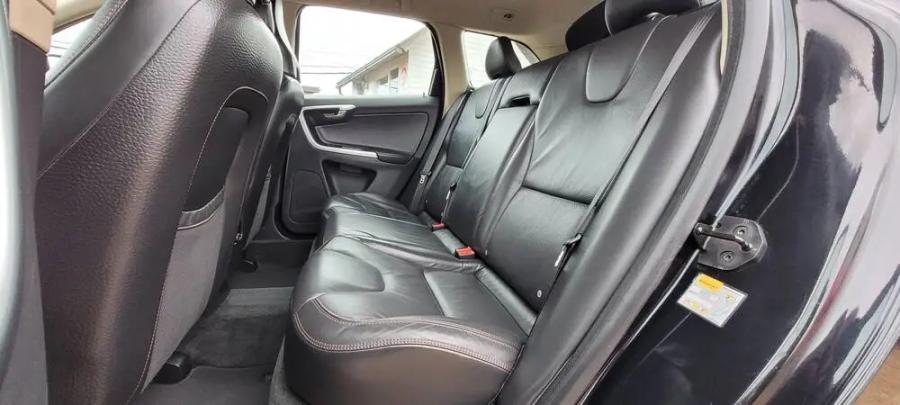 Black Volvo XC60 2009 in Riga, with an engine capacity of 2.40 L and mileage of 309 thousand km for 8990 €, photo 12 on AUTOMOTO.COM.LV