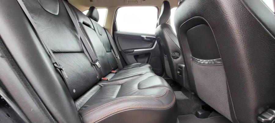 Black Volvo XC60 2009 in Riga, with an engine capacity of 2.40 L and mileage of 309 thousand km for 8990 €, photo 13 on AUTOMOTO.COM.LV