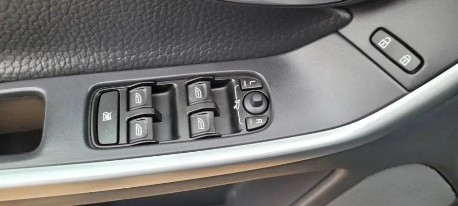 Black Volvo XC60 2009 in Riga, with an engine capacity of 2.40 L and mileage of 309 thousand km for 8990 €, photo 25 on AUTOMOTO.COM.LV