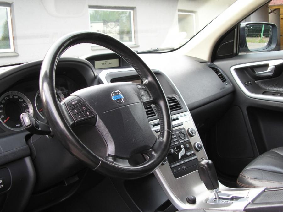Melns Volvo XC60 2009 Rīga, ar dzinēja tilpumu 2.40 L un nobraukumu 221 tūkst. km par 9450 €, foto 20 vietnē AUTOMOTO.COM.LV
