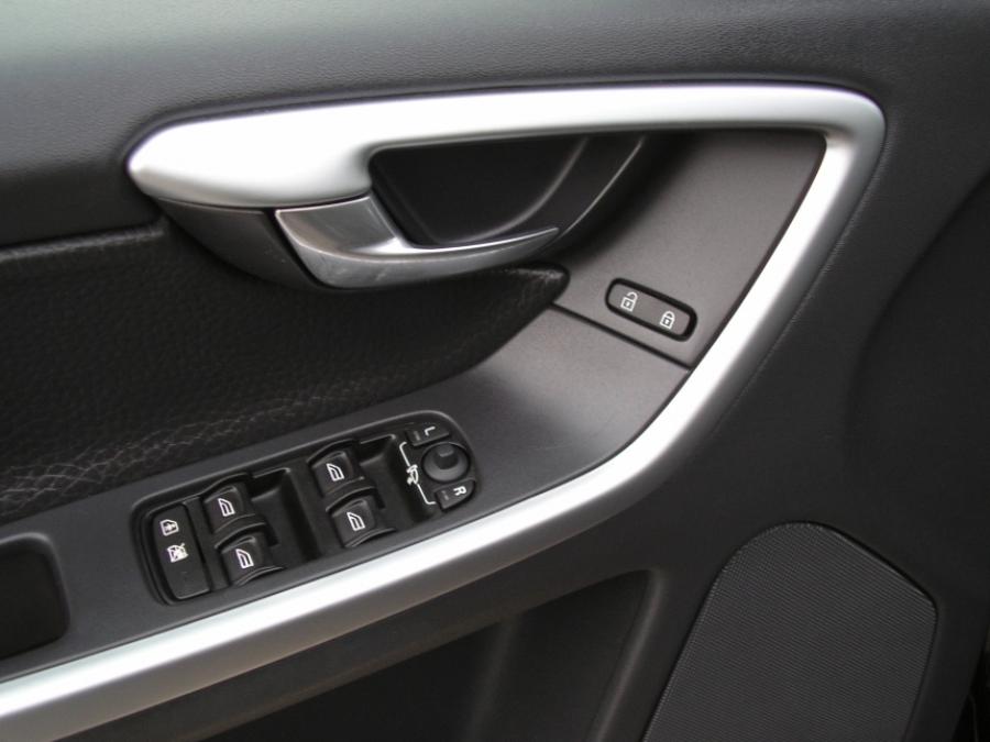 Melns Volvo XC60 2009 Rīga, ar dzinēja tilpumu 2.40 L un nobraukumu 221 tūkst. km par 9450 €, foto 21 vietnē AUTOMOTO.COM.LV