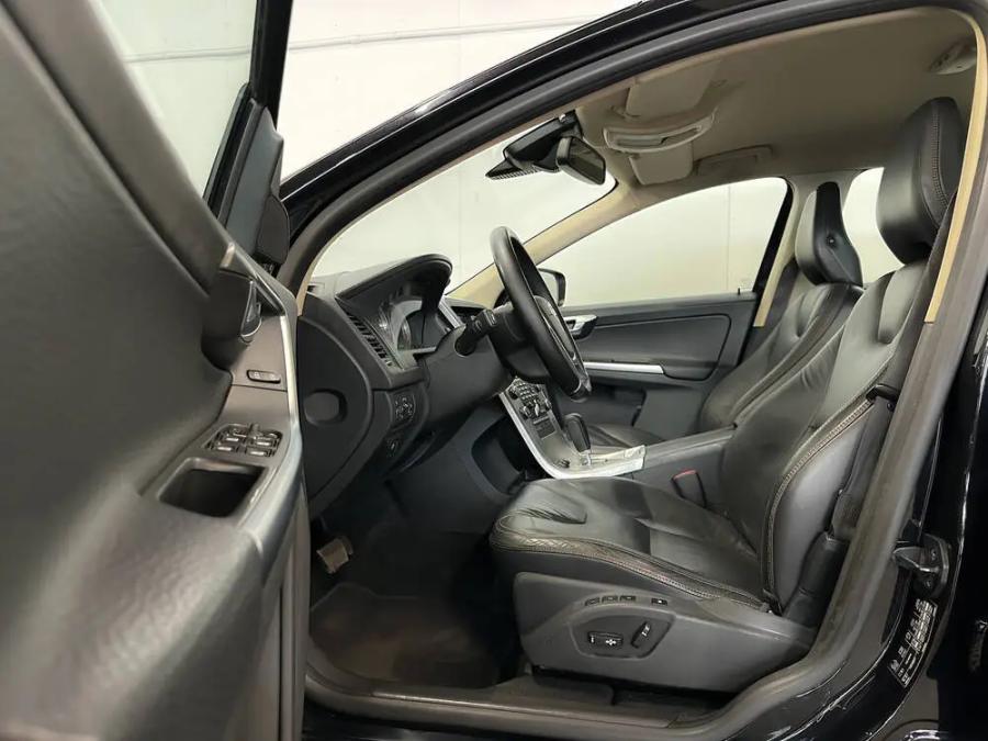 Black Volvo XC60 2009 in Jurmala, with an engine capacity of 2.40 L and mileage of 233 thousand km for 9750 €, photo 22 on AUTOMOTO.COM.LV