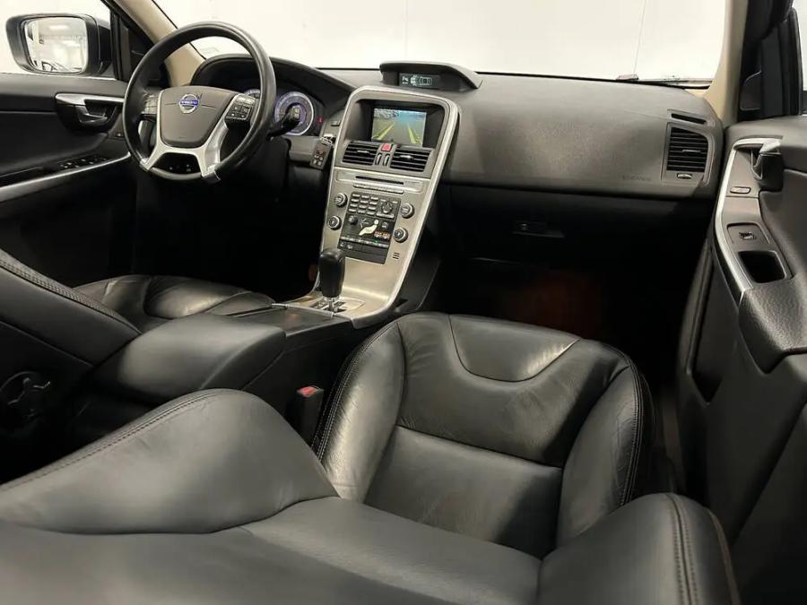 Black Volvo XC60 2009 in Jurmala, with an engine capacity of 2.40 L and mileage of 233 thousand km for 9750 €, photo 28 on AUTOMOTO.COM.LV