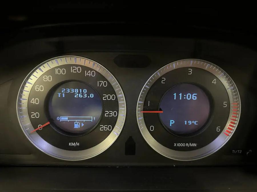 Black Volvo XC60 2009 in Jurmala, with an engine capacity of 2.40 L and mileage of 233 thousand km for 9750 €, photo 51 on AUTOMOTO.COM.LV