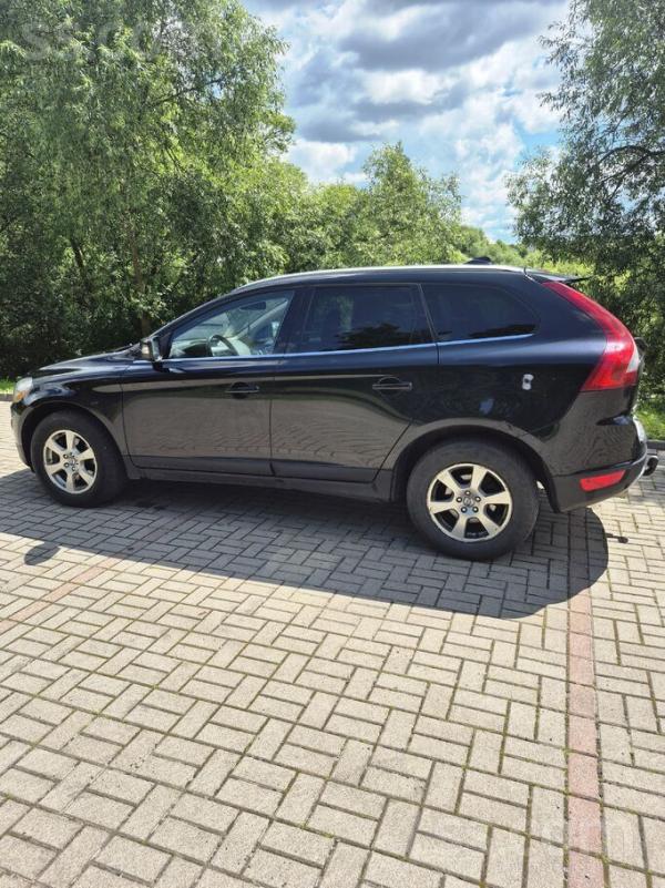 Black Volvo XC60 2009 in Kraslava, with an engine capacity of 2.40 L and mileage of 324 thousand km for 5500 €, photo 2 on AUTOMOTO.COM.LV