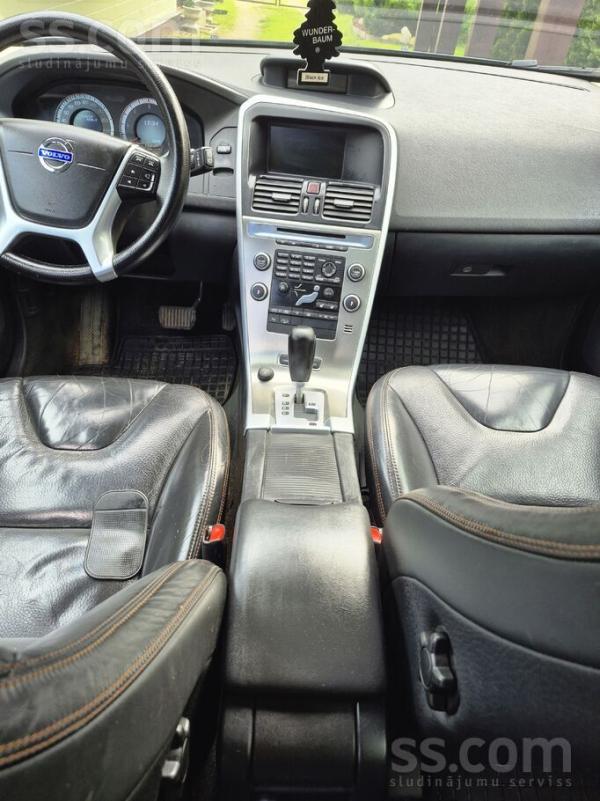 Black Volvo XC60 2009 in Kraslava, with an engine capacity of 2.40 L and mileage of 324 thousand km for 5500 €, photo 4 on AUTOMOTO.COM.LV