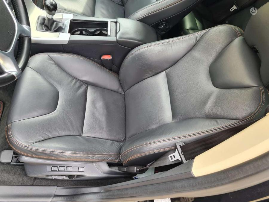 Melns Volvo XC60 2009 Kauņa, ar dzinēja tilpumu 2.40 L un nobraukumu 240 tūkst. km par 8350 €, foto 24 vietnē AUTOMOTO.COM.LV