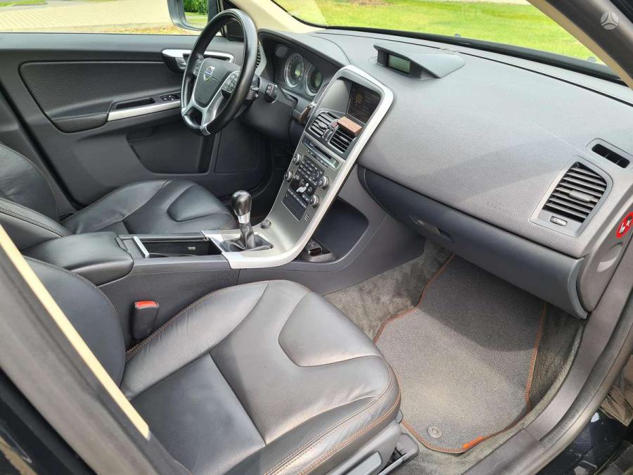 Melns Volvo XC60 2009 Kauņa, ar dzinēja tilpumu 2.40 L un nobraukumu 240 tūkst. km par 8350 €, foto 28 vietnē AUTOMOTO.COM.LV