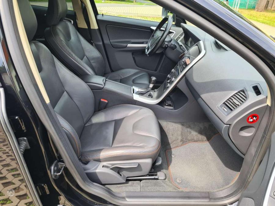 Melns Volvo XC60 2009 Kauņa, ar dzinēja tilpumu 2.40 L un nobraukumu 240 tūkst. km par 8350 €, foto 29 vietnē AUTOMOTO.COM.LV