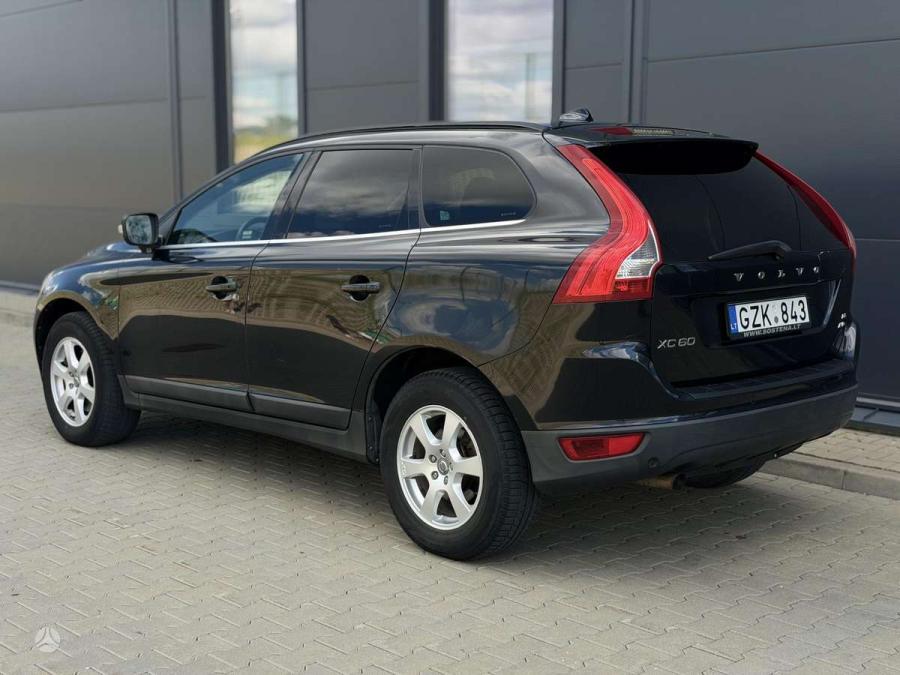 Black Volvo XC60 2009 in Vilnius, with an engine capacity of 2.40 L and mileage of 296 thousand km for 4900 €, photo 5 on AUTOMOTO.COM.LV