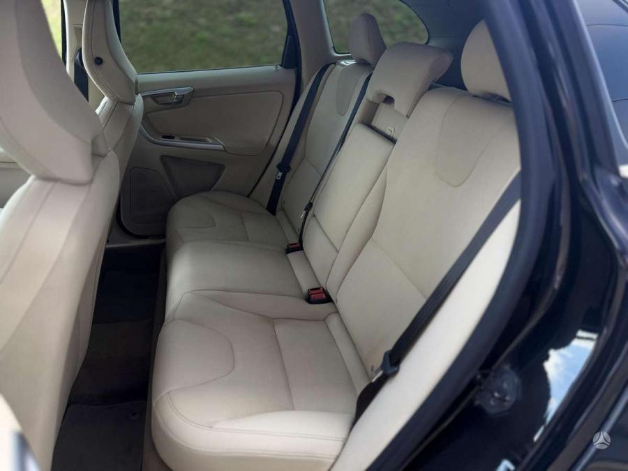 Black Volvo XC60 2009 in Vilnius, with an engine capacity of 2.40 L and mileage of 296 thousand km for 4900 €, photo 10 on AUTOMOTO.COM.LV