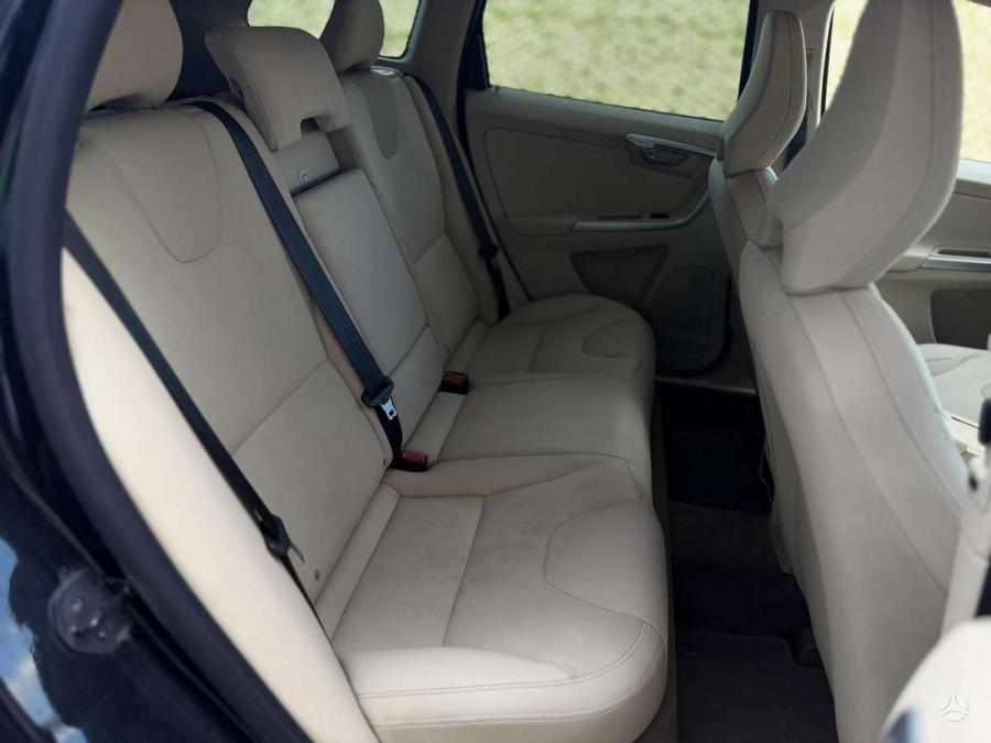 Black Volvo XC60 2009 in Vilnius, with an engine capacity of 2.40 L and mileage of 296 thousand km for 4900 €, photo 20 on AUTOMOTO.COM.LV