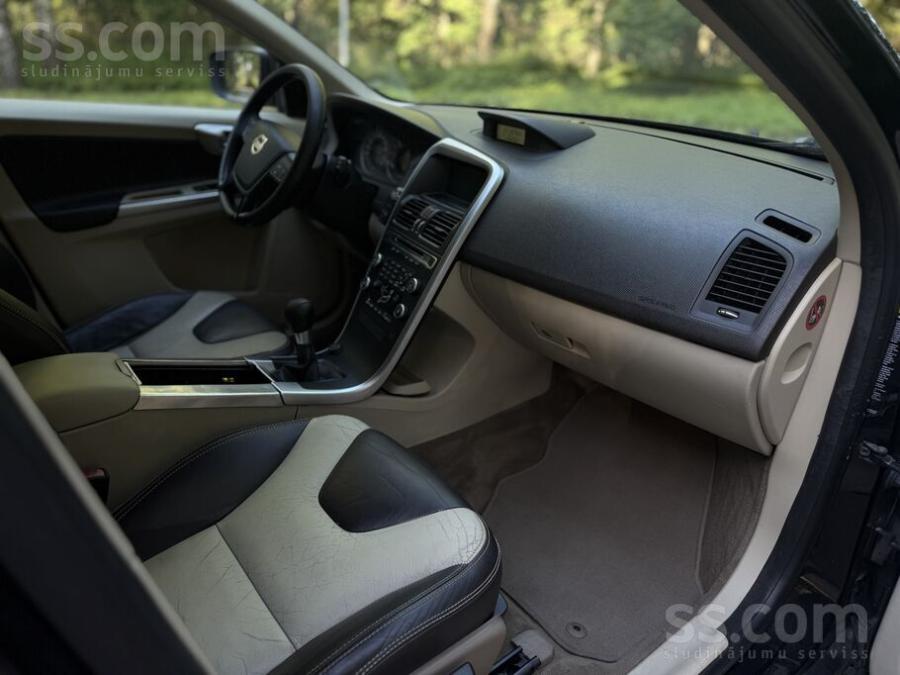 Black Volvo XC60 2009 in Riga, with an engine capacity of 2.40 L and mileage of 241 thousand km for 6790 €, photo 10 on AUTOMOTO.COM.LV