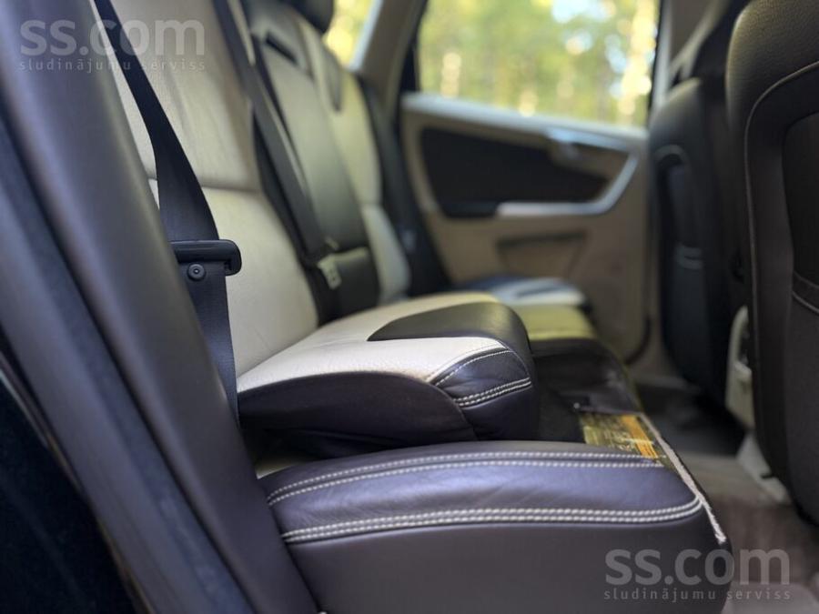 Black Volvo XC60 2009 in Riga, with an engine capacity of 2.40 L and mileage of 241 thousand km for 6790 €, photo 12 on AUTOMOTO.COM.LV
