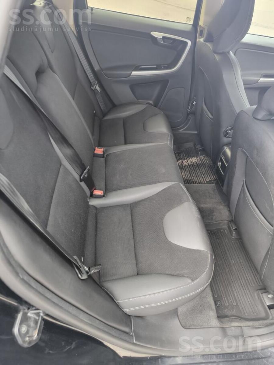 Black Volvo XC60 2009 in Riga, with an engine capacity of 2.40 L and mileage of 423 thousand km for 5300 €, photo 8 on AUTOMOTO.COM.LV