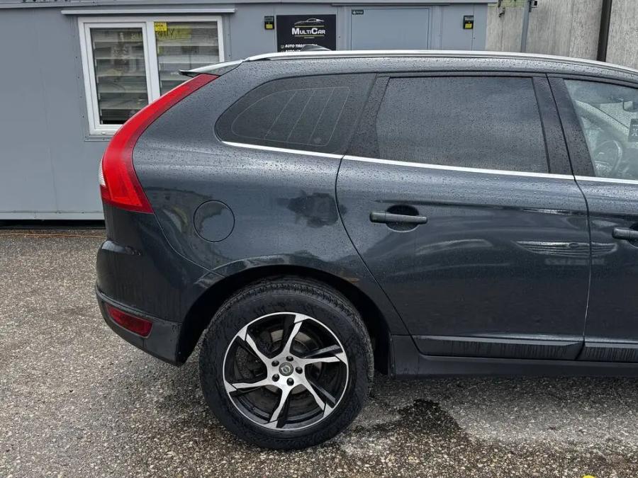 Melns Volvo XC60 2009 Daugavpils, ar dzinēja tilpumu 2.40 L un nobraukumu 0 tūkst. km par 7500 €, foto 8 vietnē AUTOMOTO.COM.LV