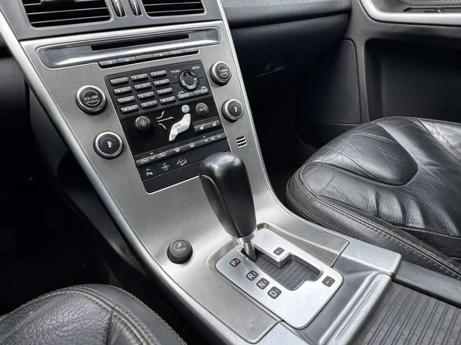 Melns Volvo XC60 2009 Daugavpils, ar dzinēja tilpumu 2.40 L un nobraukumu 0 tūkst. km par 7500 €, foto 13 vietnē AUTOMOTO.COM.LV