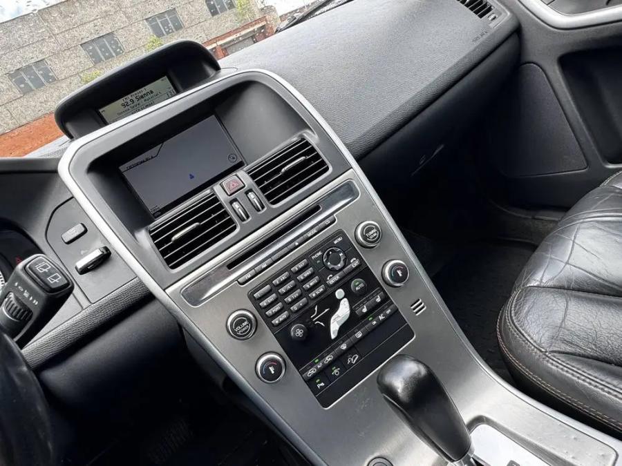 Melns Volvo XC60 2009 Daugavpils, ar dzinēja tilpumu 2.40 L un nobraukumu 0 tūkst. km par 7500 €, foto 14 vietnē AUTOMOTO.COM.LV