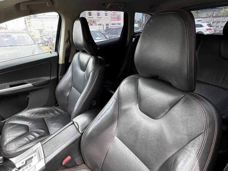 Melns Volvo XC60 2009 Daugavpils, ar dzinēja tilpumu 2.40 L un nobraukumu 0 tūkst. km par 7500 €, foto 16 vietnē AUTOMOTO.COM.LV