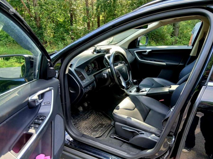 Black Volvo XC60 2009 in Ukmerge, with an engine capacity of 2.40 L and mileage of 402 thousand km for 6350 €, photo 5 on AUTOMOTO.COM.LV