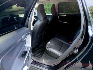 Black Volvo XC60 2009 in Ukmerge, with an engine capacity of 2.40 L and mileage of 402 thousand km for 6350 €, photo 8 on AUTOMOTO.COM.LV