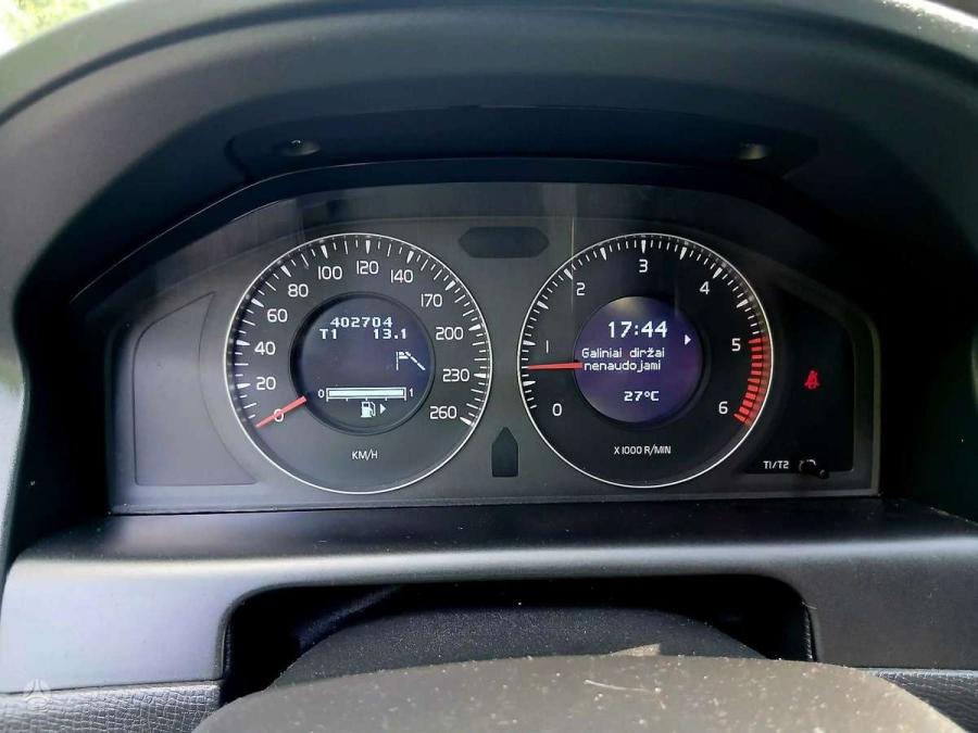 Black Volvo XC60 2009 in Ukmerge, with an engine capacity of 2.40 L and mileage of 402 thousand km for 6350 €, photo 12 on AUTOMOTO.COM.LV