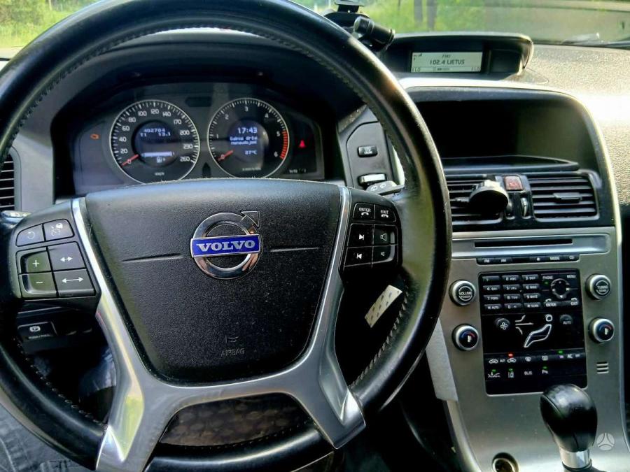 Black Volvo XC60 2009 in Ukmerge, with an engine capacity of 2.40 L and mileage of 402 thousand km for 6350 €, photo 14 on AUTOMOTO.COM.LV