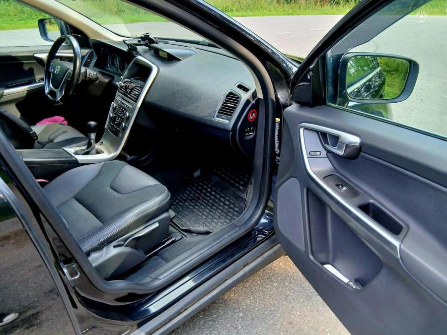 Black Volvo XC60 2009 in Ukmerge, with an engine capacity of 2.40 L and mileage of 402 thousand km for 6350 €, photo 16 on AUTOMOTO.COM.LV