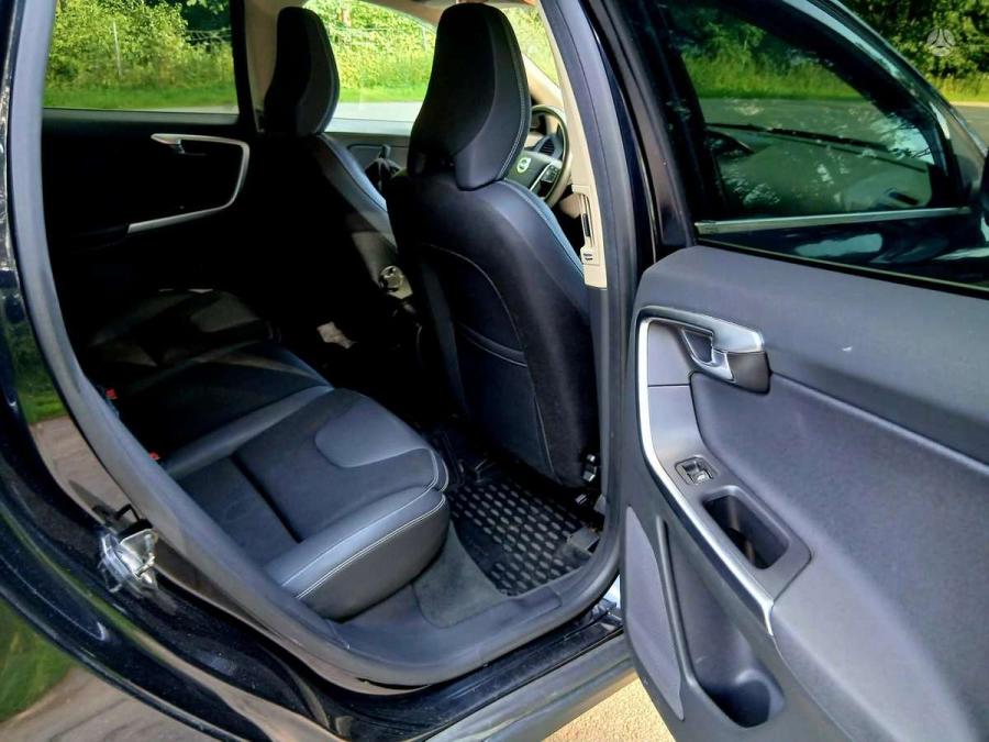 Black Volvo XC60 2009 in Ukmerge, with an engine capacity of 2.40 L and mileage of 402 thousand km for 6350 €, photo 17 on AUTOMOTO.COM.LV