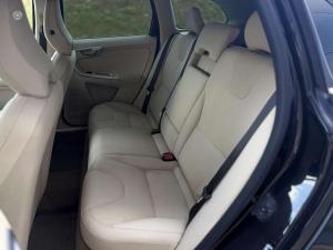 Black Volvo XC60 2009 in Vilnius, with an engine capacity of 2.40 L and mileage of 296 thousand km for 4400 €, photo 9 on AUTOMOTO.COM.LV