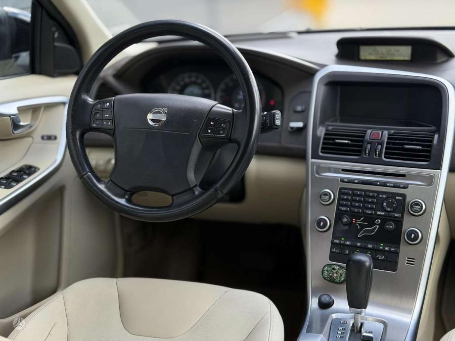 Black Volvo XC60 2009 in Vilnius, with an engine capacity of 2.40 L and mileage of 296 thousand km for 4400 €, photo 10 on AUTOMOTO.COM.LV