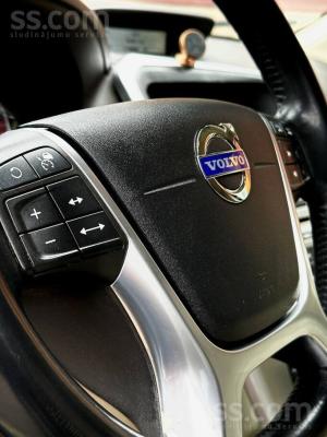Black Volvo XC60 2009 in Riga, with an engine capacity of 2.40 L and mileage of 358 thousand km for 6800 €, photo 8 on AUTOMOTO.COM.LV