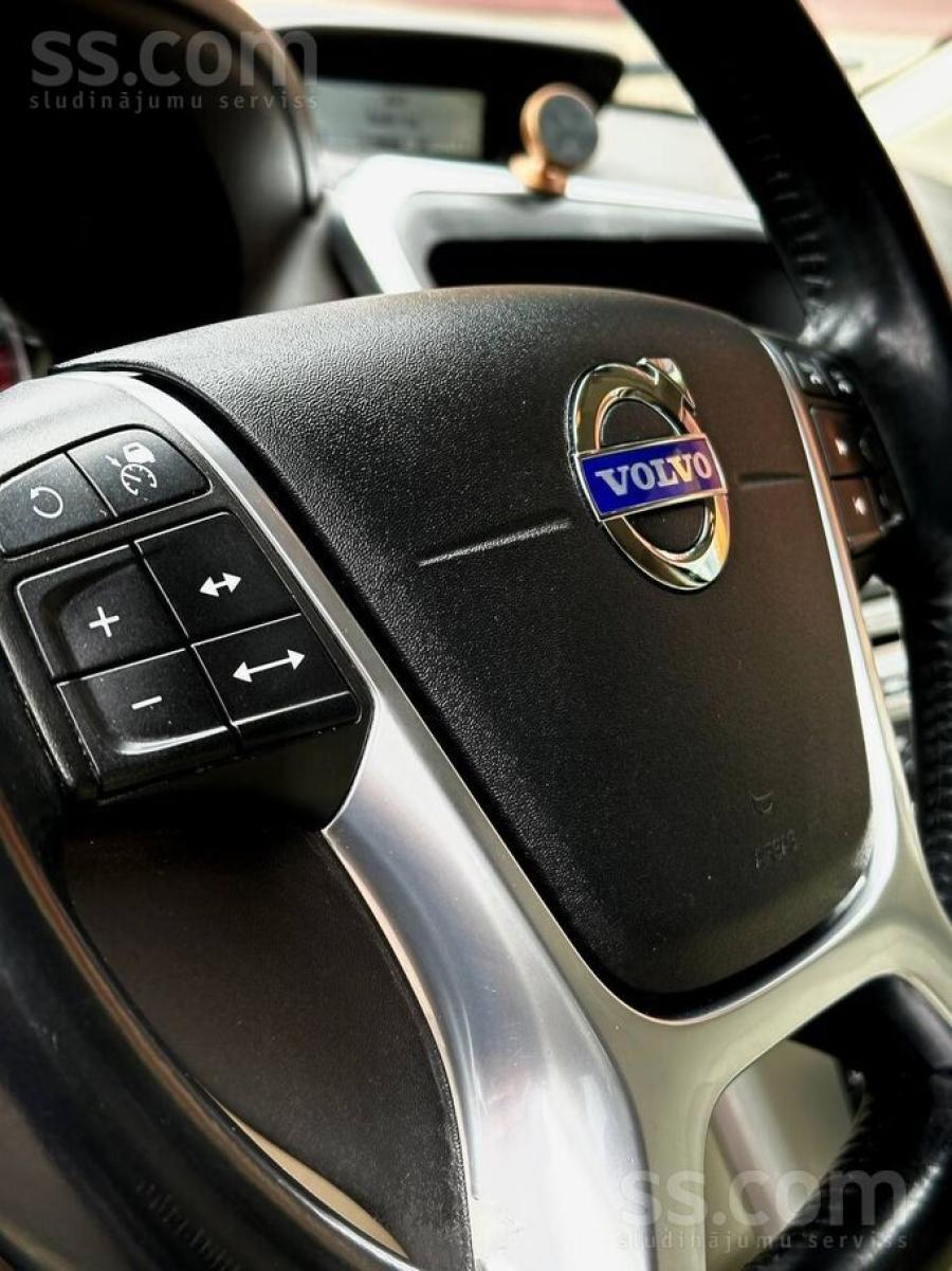 Black Volvo XC60 2009 in Riga, with an engine capacity of 2.40 L and mileage of 358 thousand km for 6800 €, photo 8 on AUTOMOTO.COM.LV
