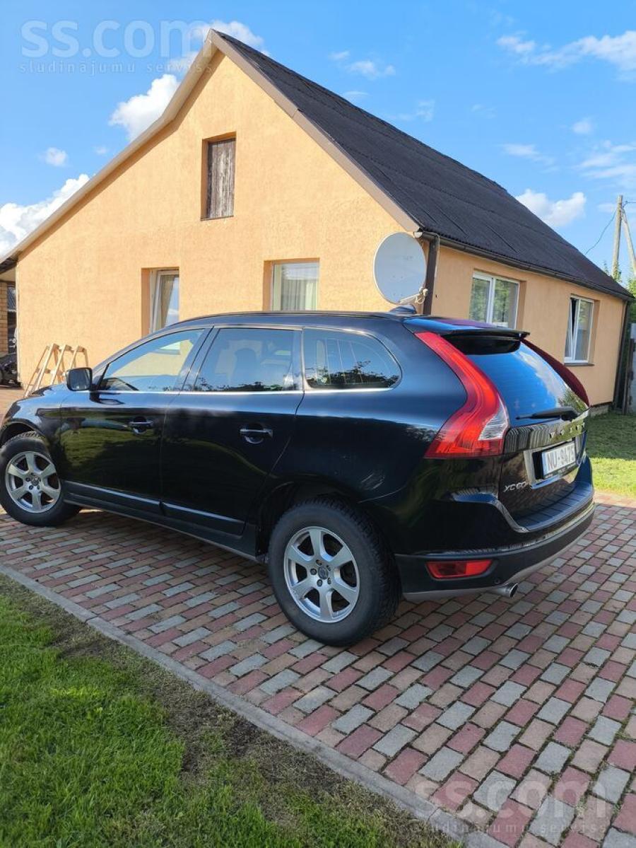Black Volvo XC60 2009 in Daugavpils, with an engine capacity of 2.40 L and mileage of 234 thousand km for 8500 €, photo 5 on AUTOMOTO.COM.LV