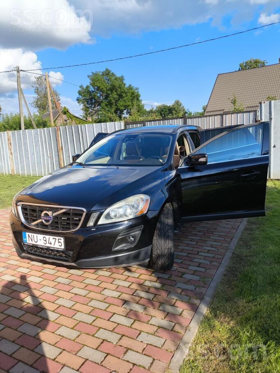Black Volvo XC60 2009 in Daugavpils, with an engine capacity of 2.40 L and mileage of 234 thousand km for 8500 €, photo 9 on AUTOMOTO.COM.LV