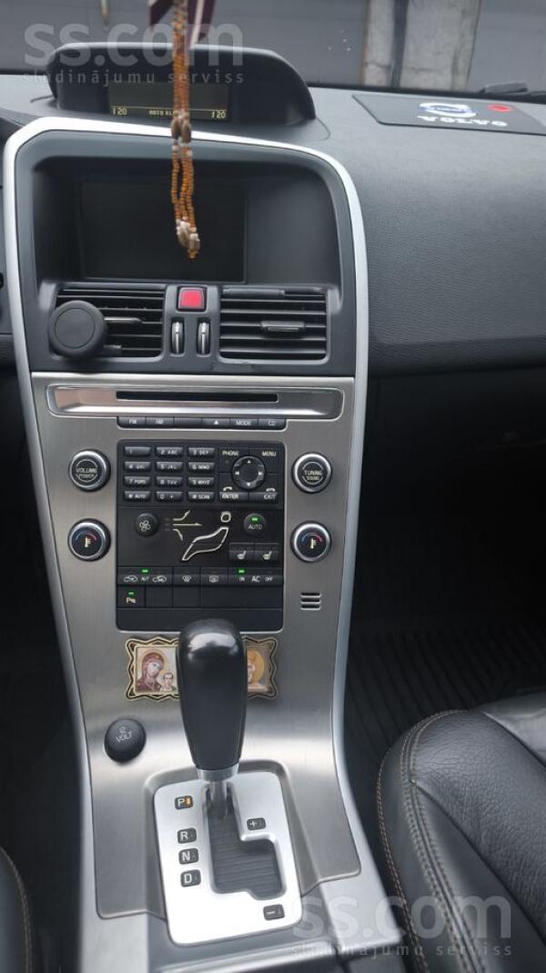 Black Volvo XC60 2009 in Riga, with an engine capacity of 2.40 L and mileage of 172 thousand km for 9950 €, photo 7 on AUTOMOTO.COM.LV