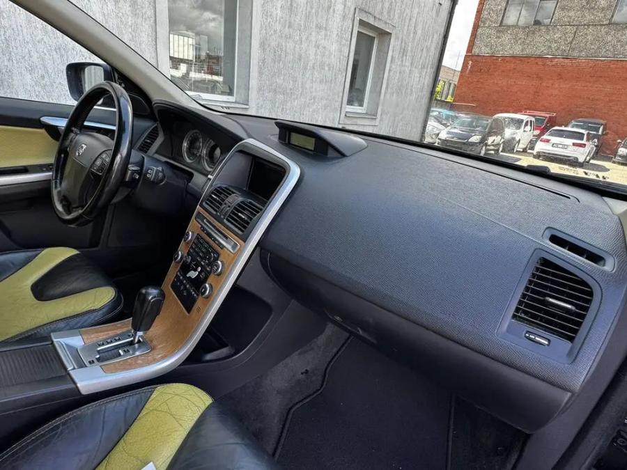 Melns Volvo XC60 2009 Daugavpils, ar dzinēja tilpumu 2.40 L un nobraukumu 240 tūkst. km par 8400 €, foto 12 vietnē AUTOMOTO.COM.LV