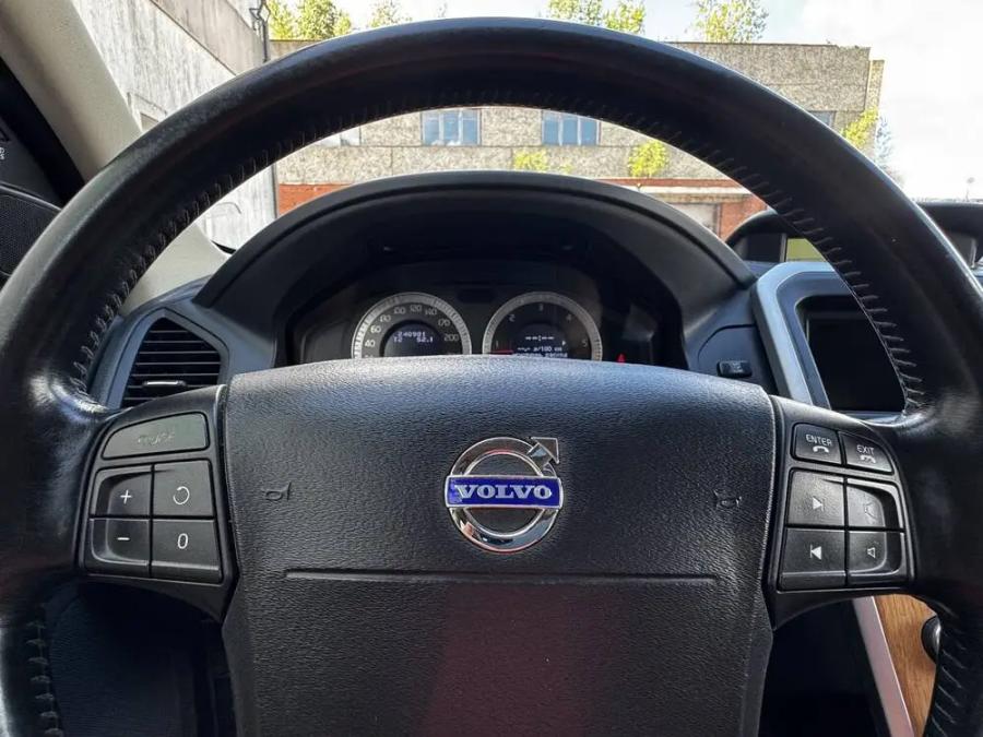 Melns Volvo XC60 2009 Daugavpils, ar dzinēja tilpumu 2.40 L un nobraukumu 240 tūkst. km par 8400 €, foto 18 vietnē AUTOMOTO.COM.LV
