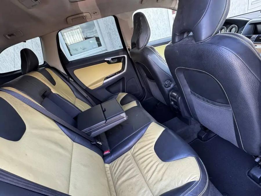 Melns Volvo XC60 2009 Daugavpils, ar dzinēja tilpumu 2.40 L un nobraukumu 240 tūkst. km par 8400 €, foto 23 vietnē AUTOMOTO.COM.LV