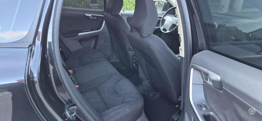 Black Volvo XC60 2009 in Taurage, with an engine capacity of 2.40 L and mileage of 277 thousand km for 5900 €, photo 13 on AUTOMOTO.COM.LV
