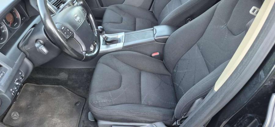 Black Volvo XC60 2009 in Taurage, with an engine capacity of 2.40 L and mileage of 277 thousand km for 5900 €, photo 16 on AUTOMOTO.COM.LV