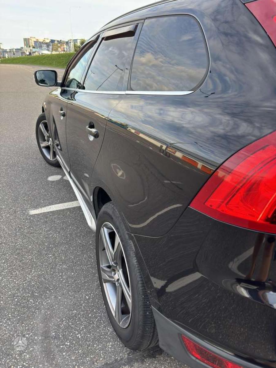 Melns Volvo XC60 2009 Viļņa, ar dzinēja tilpumu 2.40 L un nobraukumu 372 tūkst. km par 6000 €, foto 12 vietnē AUTOMOTO.COM.LV