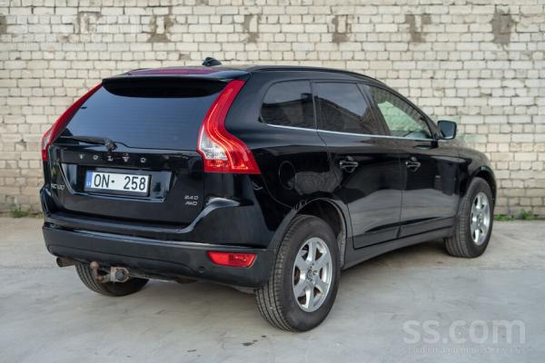 Black Volvo XC60 2009 in Liepaja, with an engine capacity of 2.40 L and mileage of 350 thousand km for 6900 €, photo 4 on AUTOMOTO.COM.LV